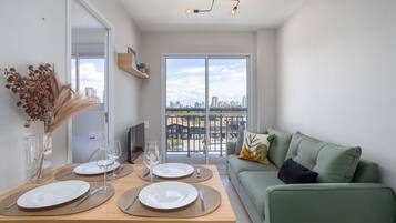 Apartamento Básico | Sala de estar | Televisor