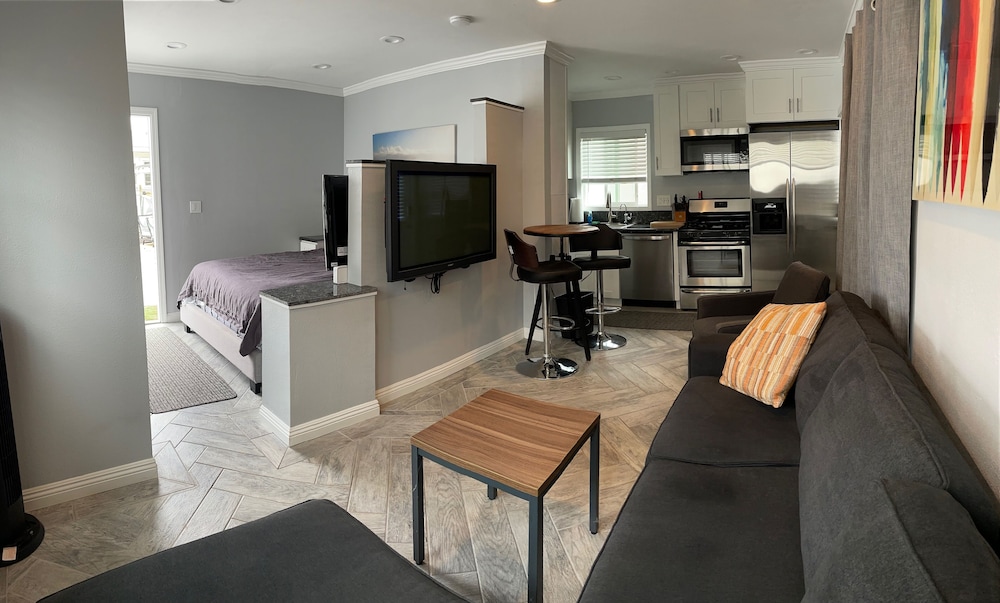 Modern Studio In North Pacific Beach - Del Mar, CA