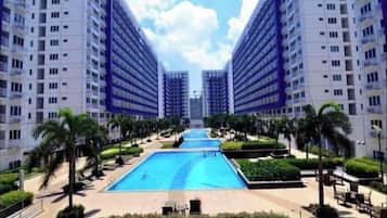 Apartamento família, 1 cama Queen | Opções para refeição no quarto