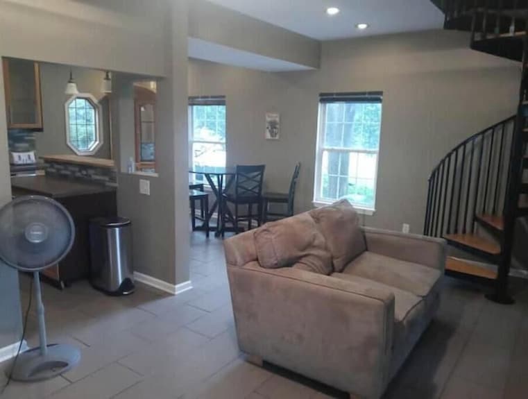 Spacious 4 Bedroom With Studio And Updated Kitchen\n\n - 해먼드