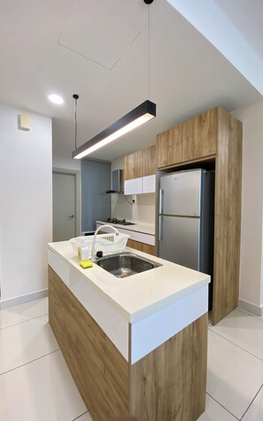 Apartamento Comfort | Cozinha privada | Um frigorífico, uma chaleira elétrica 
