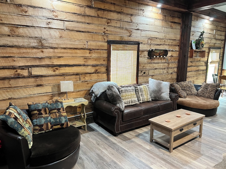 Comfortable Cabin. French Lick. Close To Everything. Pet Friendly. Wifi. Acerage - French Lick, IN