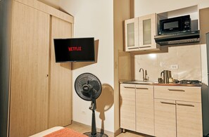 Apartamento | Cozinha privada | Minifrigorífico, um micro-ondas, utensílios de cozinha 