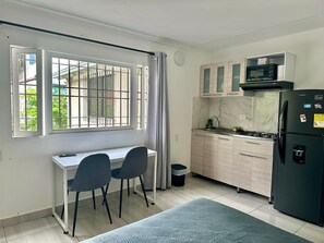 Apartamento | Cozinha privada | Minifrigorífico, um micro-ondas, utensílios de cozinha 
