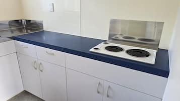 Um frigorífico/congelador grande, um micro-ondas, uma torradeira