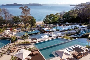 10 piscinas externas, barracas, guarda-sóis