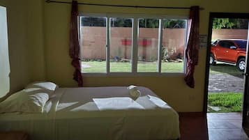 Quarto triplo família, vista para o pátio | 1 quarto, roupas de cama premium, roupa de cama