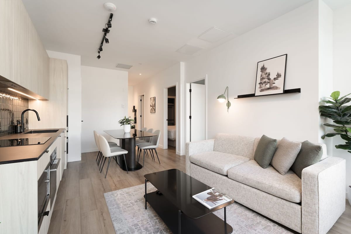Um apartamento moderno com cozinha, sala de jantar e sala de estar.