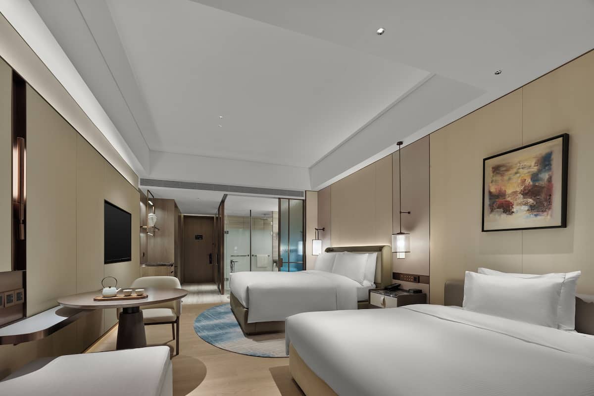 Quarto luxo, 1 cama King | Cofres nos quartos, escrivaninha, espaço de trabalho para notebook