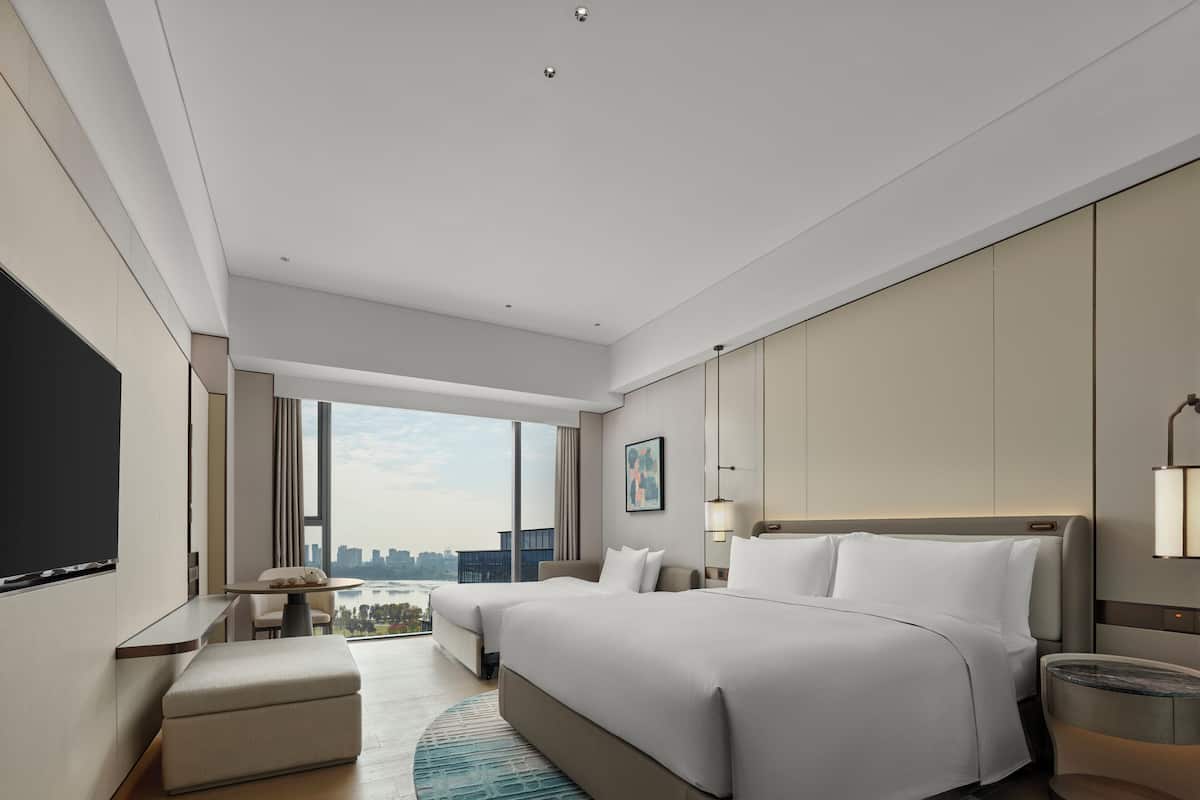 Quarto luxo, 1 cama King | Cofres nos quartos, escrivaninha, espaço de trabalho para notebook