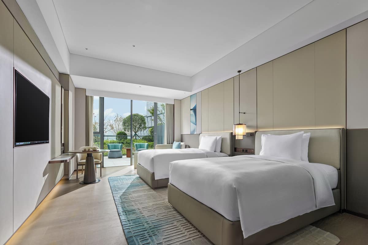 Quarto luxo, 2 camas de solteiro | Cofres nos quartos, escrivaninha, espaço de trabalho para notebook