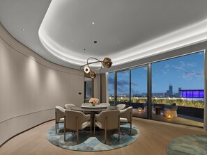 Suíte, 1 cama King | Opções para refeição no quarto