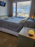 Quarto Triplo, vista para o mar | Wi-fi grátis, roupa de cama fornecida 