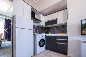 Apartamento Clássico, Vista para a cidade | Cozinha privada | Um frigorífico, utensílios de cozinha, Produtos de limpeza 
