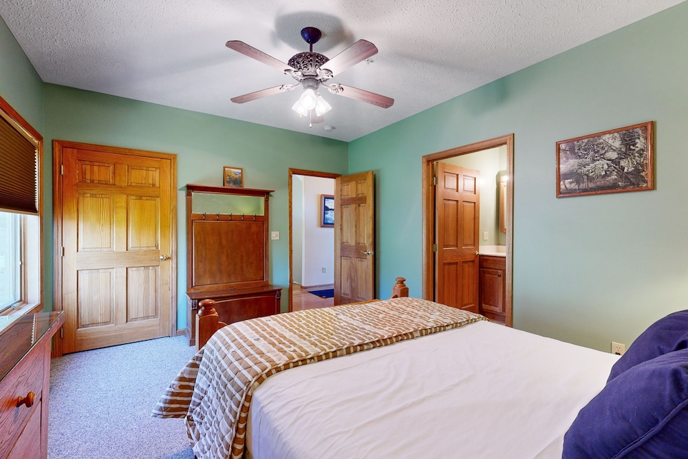 Outdoor enthusiast dream with private hot tub & stunning views - McHenry | Vrbo