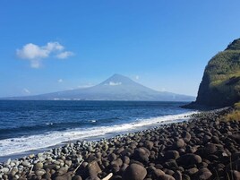 Na praia, praia de areia negra 