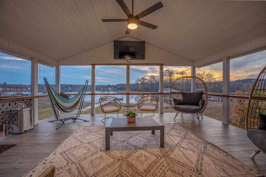 New To Vrbo Lakefront Getaway: Fire Pit ~ Dock ~ Games ~ Family & Pet Friendly - Lake Greenwood, SC