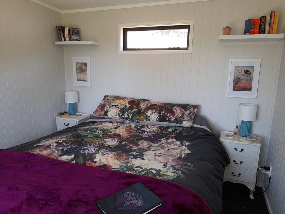 Itzy Bitzy House Is Colourful, Cosy, Fully Fenced With Sea Views - Mangōnui