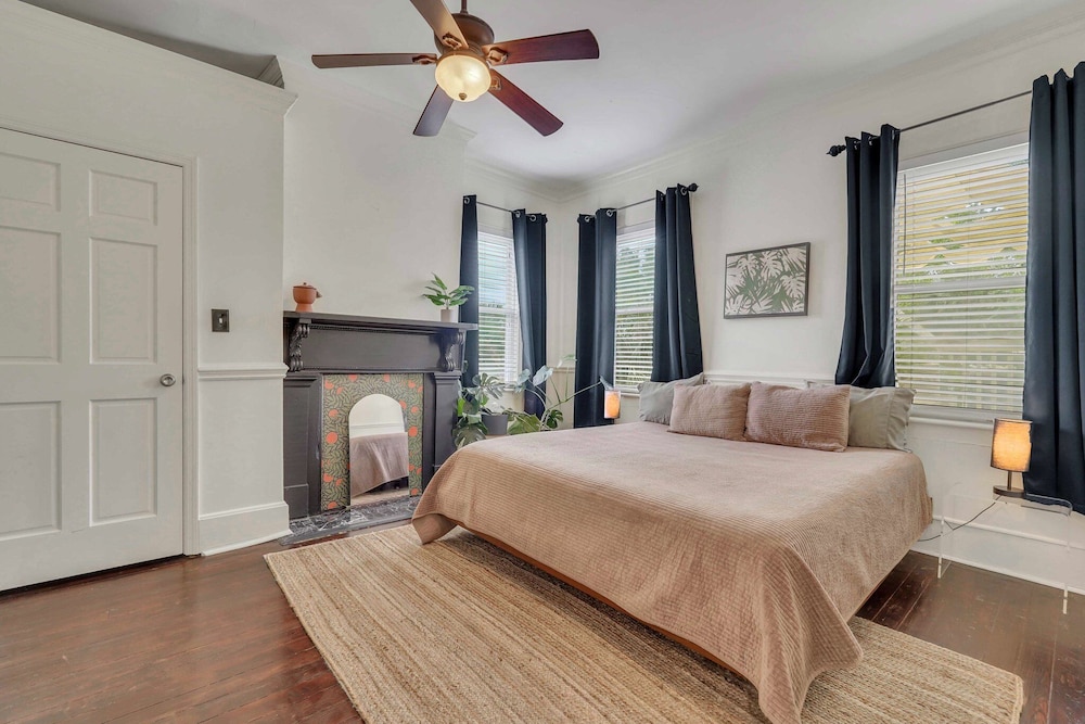 Tranquil Haven By Forsyth
7 Minutes Walk To Forsyth Park W/ Deck And Pool!! - Savannah, GA