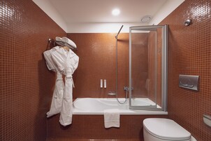 Quarto Superior | Casa de banho | Um secador de cabelo, chinelos, um bidé, toalhas fornecidas