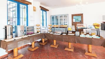 Pequeno-almoço tipo buffet diário (8 EUR por pessoa)