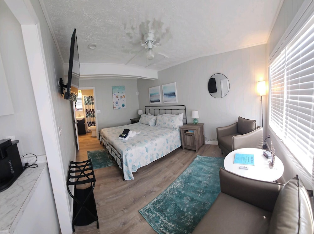 Saltaire 2: Studio King Steps 2 Private Beach Pool - Kitty Hawk, NC