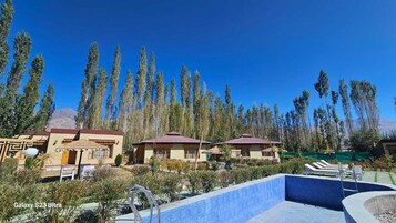 Piscina externa sazonal, guarda-sóis, espreguiçadeiras