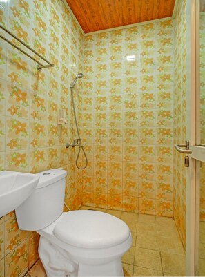 Quarto Twin Deluxe | Casa de banho | Roupões para criança, toalhas fornecidas, sabão, champô 