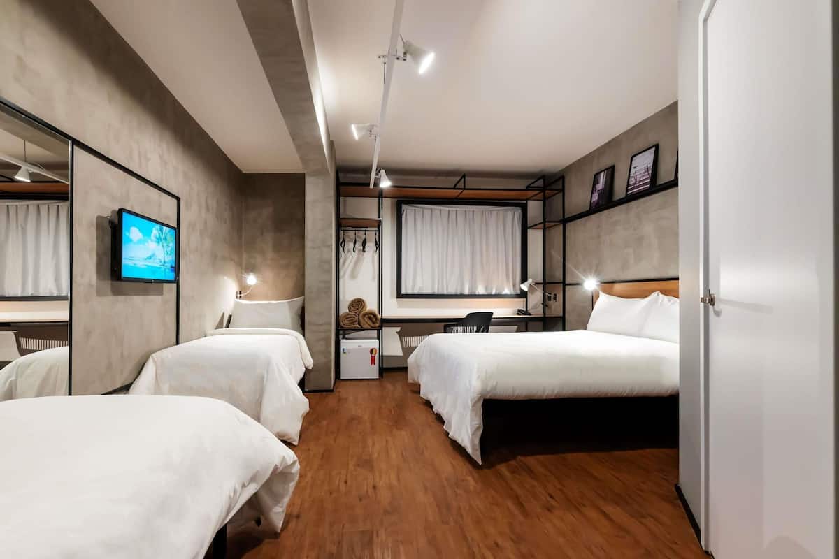 Apartamento, várias camas | Cofre no quarto, quartos insonorizados, ferro/tábua de engomar