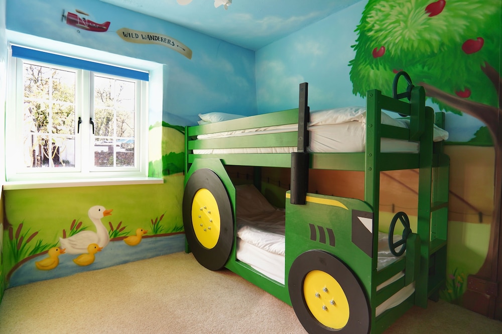 Kids Fun Farm Themed Bedroom In Cosy Cob Cottage - Cornwall