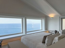 Penthouse Suite with Sea View | Minibar, cofre no quarto, secretária, cortinas/cortinados opacos 