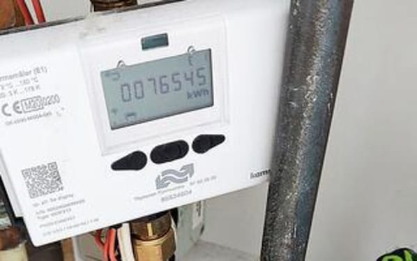 Medidor de água digital com visor indicando 0076545 kWh.