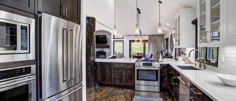 Casa, 4 quartos | Cozinha privada | Um forno