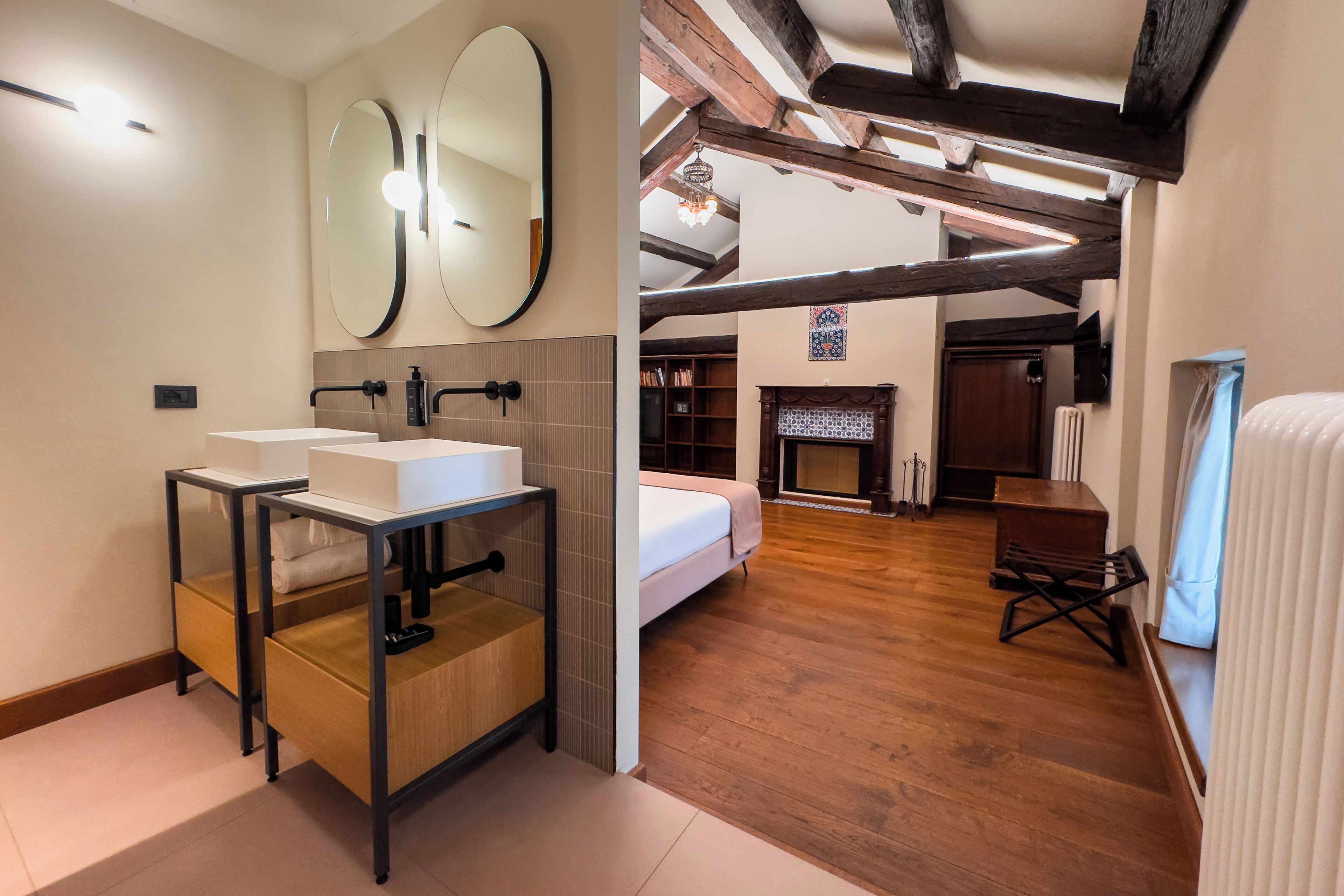 Casa de banho moderna com duas pias, um espelho e toucador de madeira.