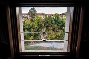 1 quarto, cofre no quarto, com decoração personalizada 