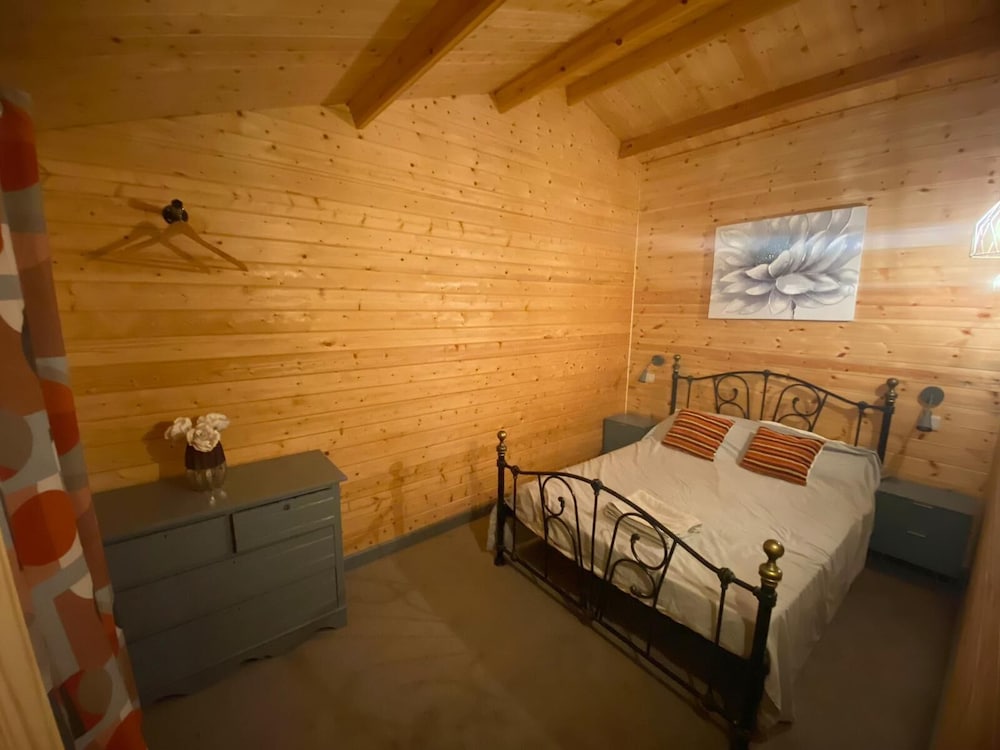 Golygfa- 1 Bedroom Lodge With Lake Views And Hot Tub, West Wales - New Quay