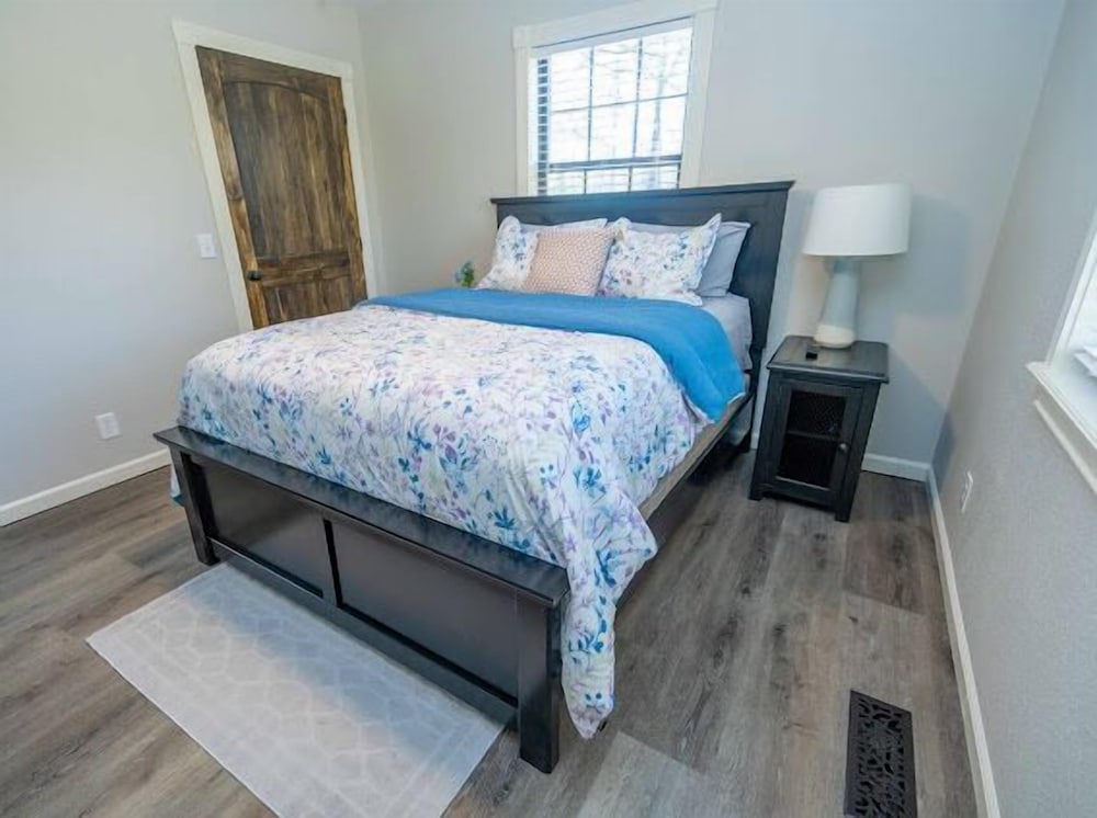 Secluded Tenkiller Cabin Close To All Marinas! Less Than 5 Minutes From Marinas! - Keys, OK