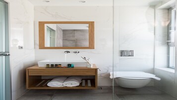 Villa de Luxo, vista para o pátio | Casa de banho | Um chuveiro fixo, toalhas fornecidas 