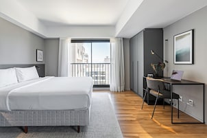 Escrivaninha, cortinas blackout, quartos à prova de som