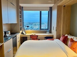 Estúdio Standard | Cofre com capacidade para portátil, secretária, Wi-fi grátis 