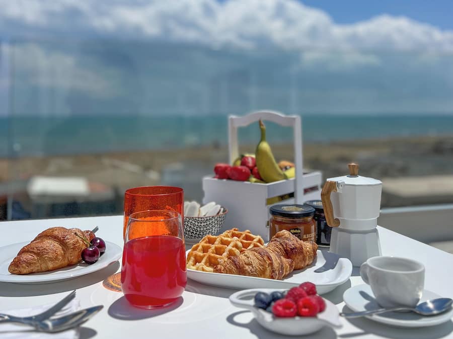 Café da manhã com buffet grátis todos os dias