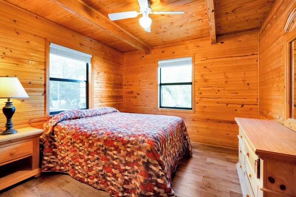 Lakeside 3 Bedroom Chalet With Hot Tub At Safe Harbor Eagle Cove - Dale Hollow Reservoir