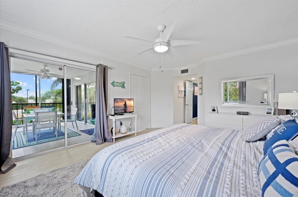 2/2 Condo Steps From The Beach - Jupiter, FL