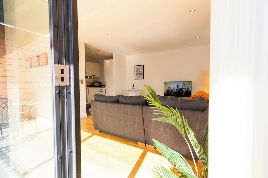 Central Gem: Cosy 2br With Private Balcony - Mánchester