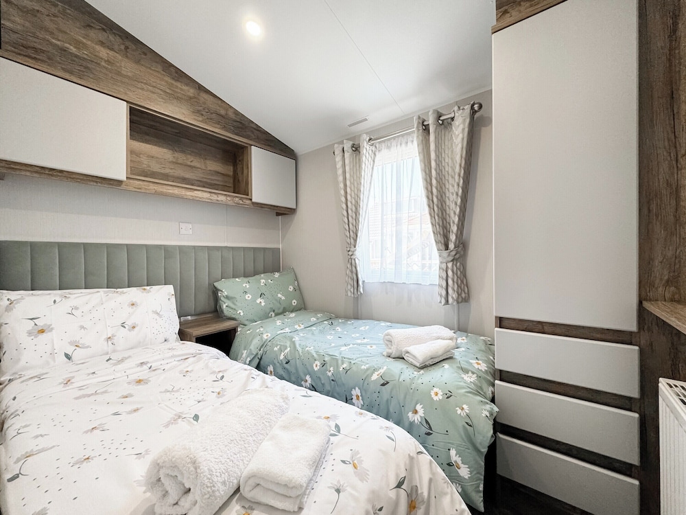 2 Bedroom Accommodation In Kewstoke, Near Weston-super-mare - Weston-super-Mare