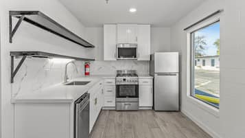 Estúdio luxo, 1 cama Queen | Cozinha privada | Geladeira, micro-ondas, fogão, cooktop