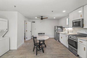 Estúdio Deluxe, 1 cama queen-size | Cozinha privada | Um frigorífico, um micro-ondas, um forno, uma placa de cozinha 