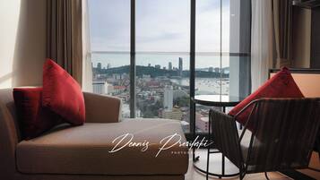 Quarto de hotel moderno com uma grande janela e vista para a cidade.