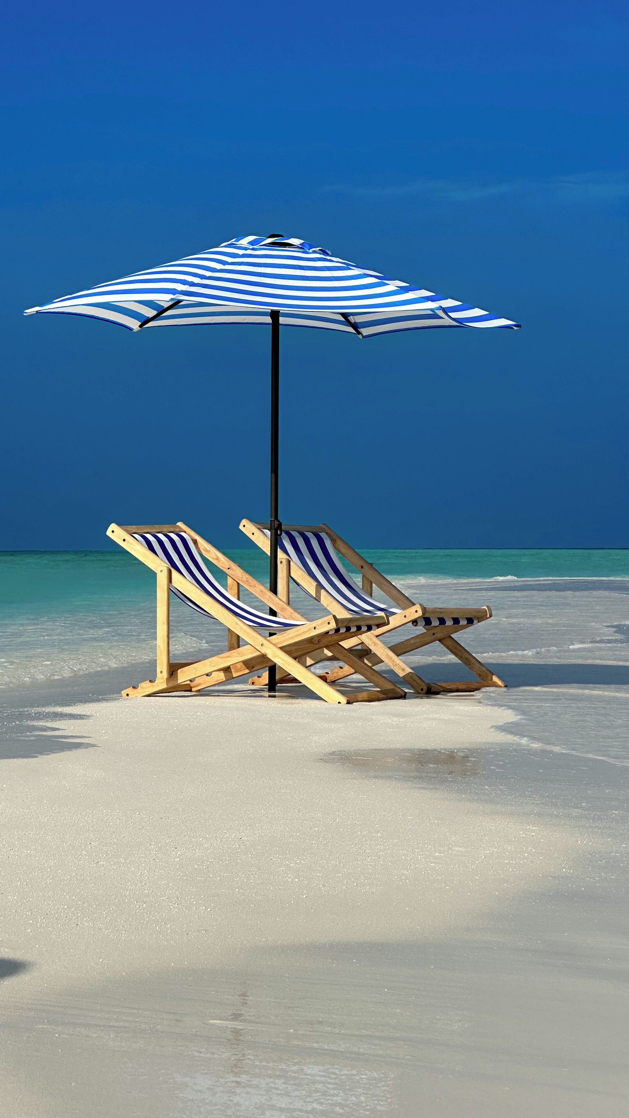 Uma praia privada, praia de areia branca, guarda-sóis de praia 