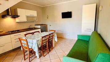 Apartamento | Sala de estar | Televisor de ecrã plano de 22 polegadas com canais por cabo